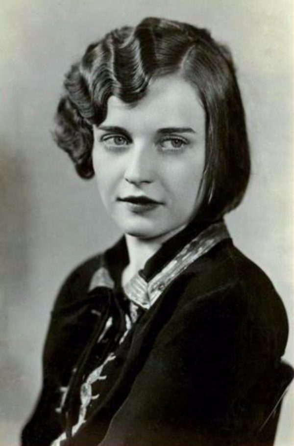 How to Make the Marcel Waves Hair That Were Popular During the 1920s