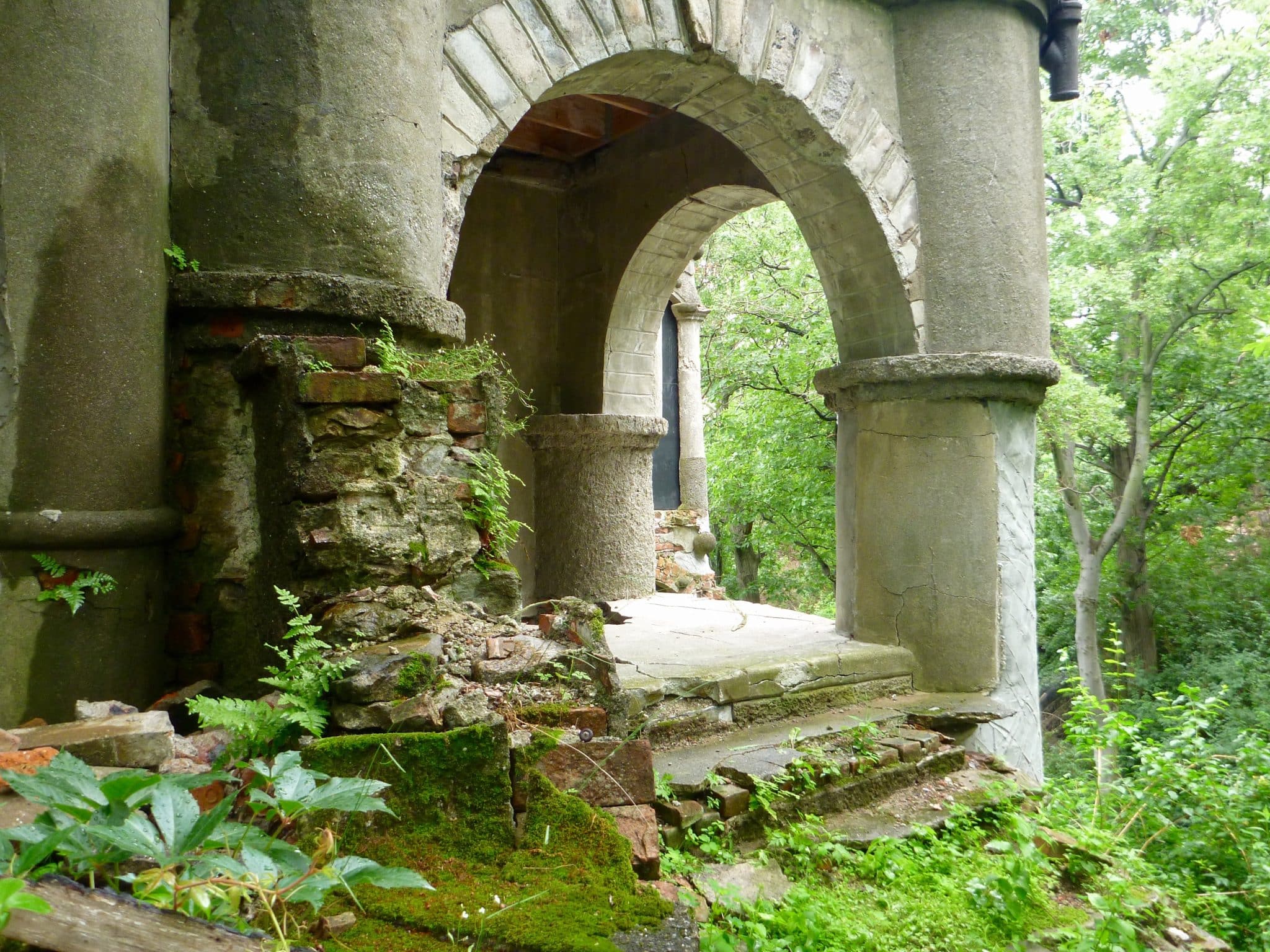 Touring the Ruins of Bannerman Castle | The Open Suitcase