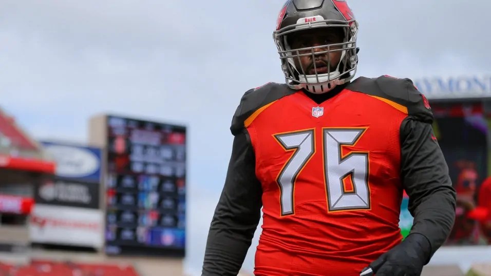 Offensive Tackle Donovan Smith Signs With The Chiefs | The Sporting Base