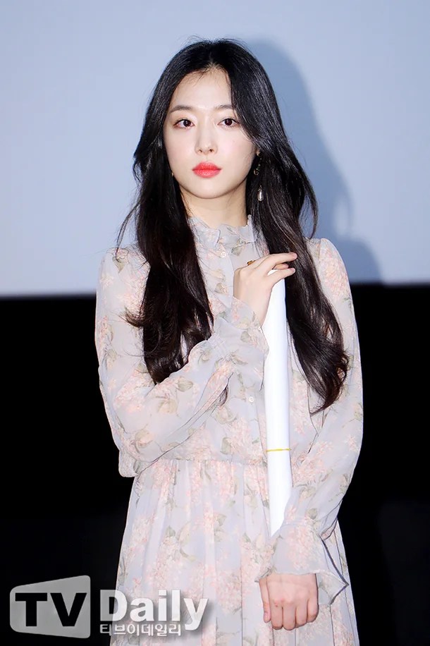 [NEWS PICS] 170630 f(Sulli) = Movie ‘Real’ Stage Greeting [1] | 66P – f(♥)