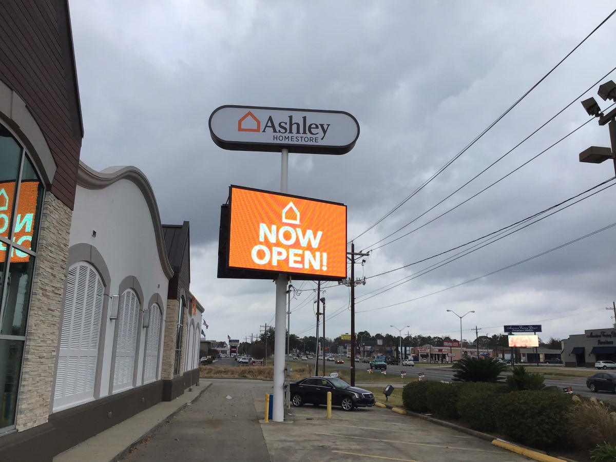 Digital Displays - Thunderbolt Signs