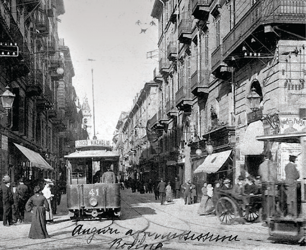 In meno di otto anni il Duce cambiò il volto di via Roma