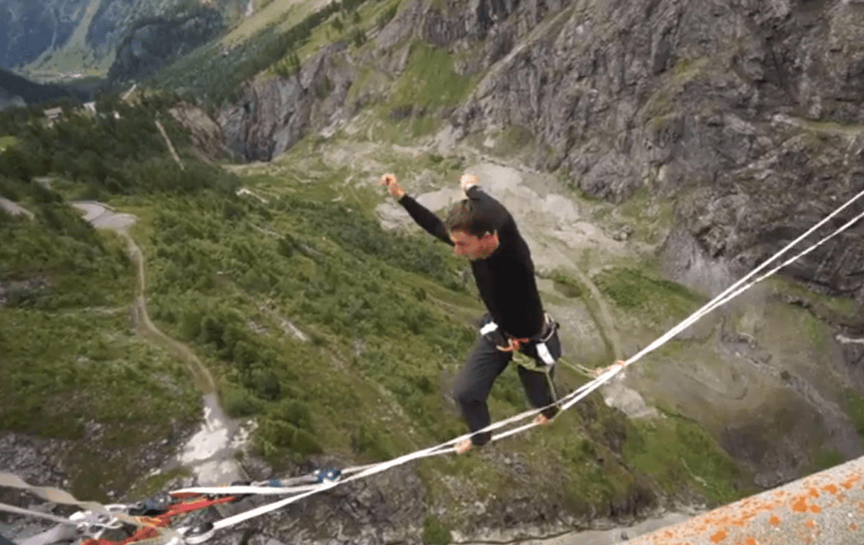 German Daredevil Breaks World Record With Perilous Slacklining Stunt ...