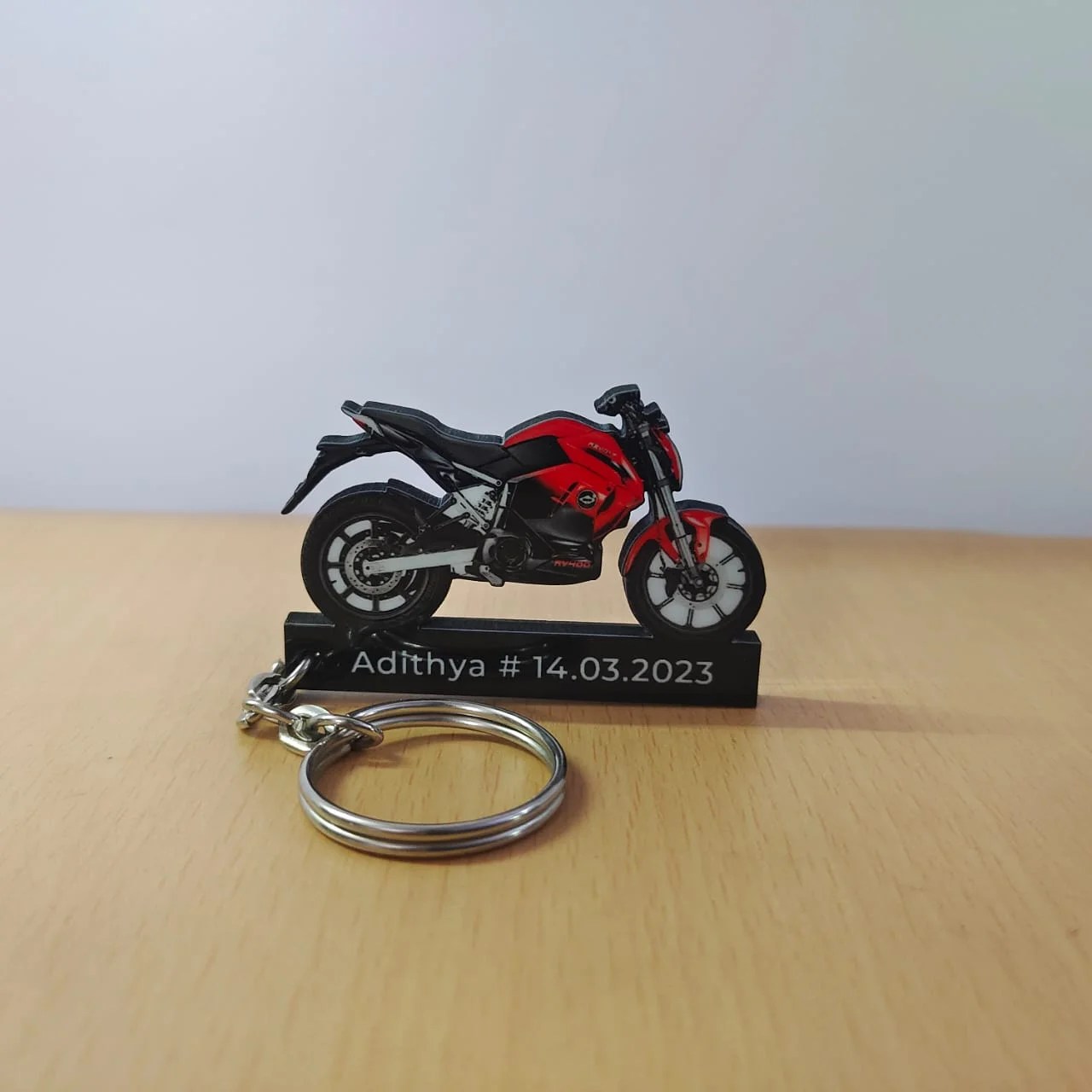 Best Revolt RV 400 Rebel Red Keychain - Tredzo