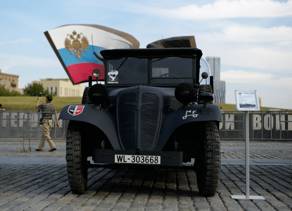 Автомартшоу. Синие, белые, красные. Мировые автолегенды в Москве ...