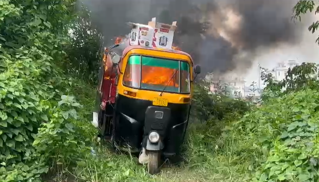 Auto rickshaw burnt down in Imphal