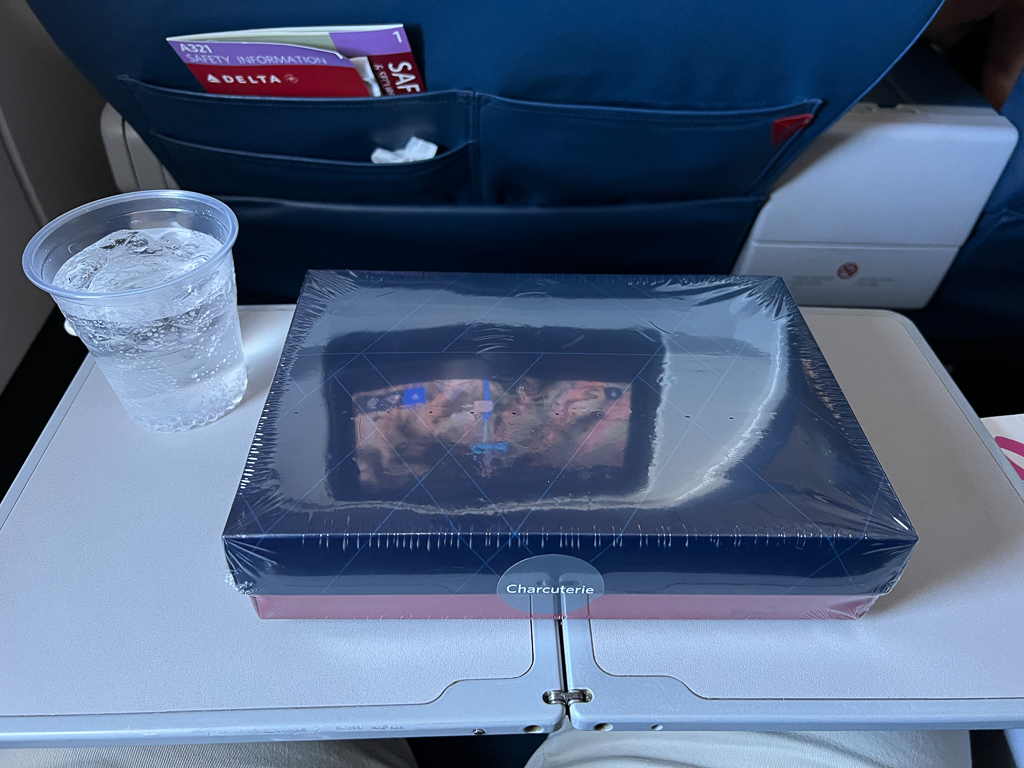 Delta First Class Review (PHX-MSP) A321-200 - UponArriving