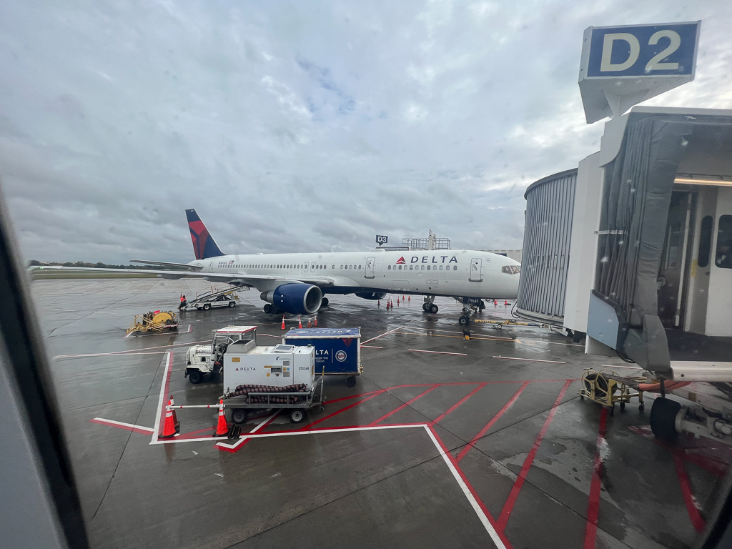 Delta First Class Review (PHX-MSP) A321-200 - UponArriving