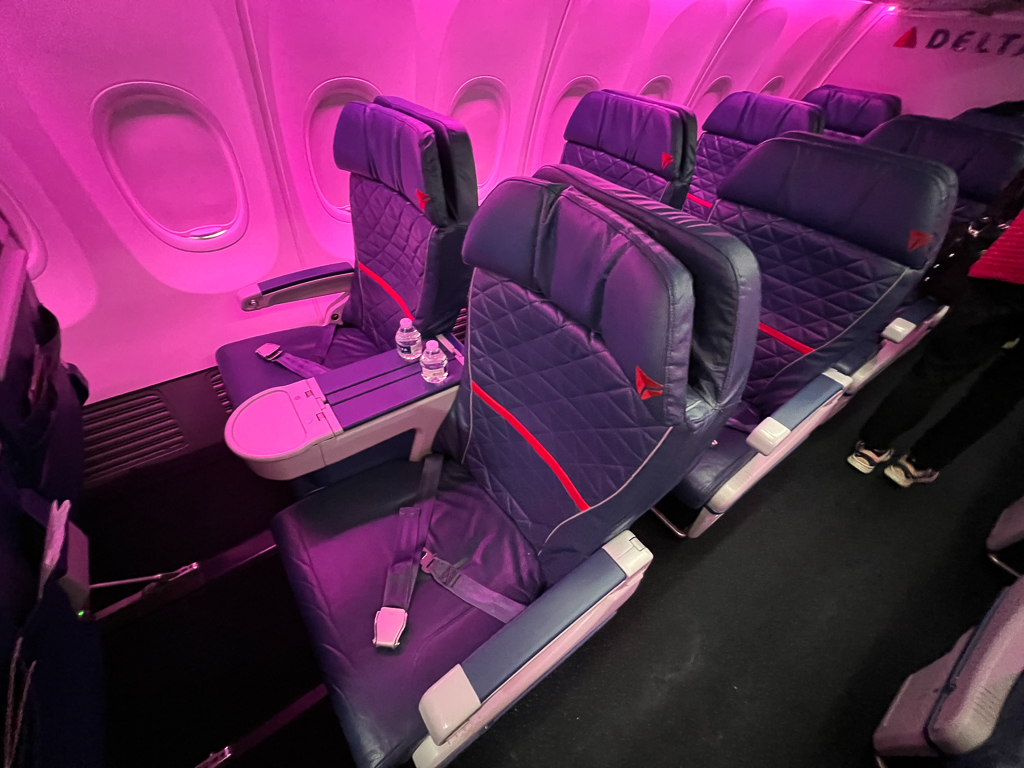 Delta First Class Review (PHX-MSP) A321-200 - UponArriving