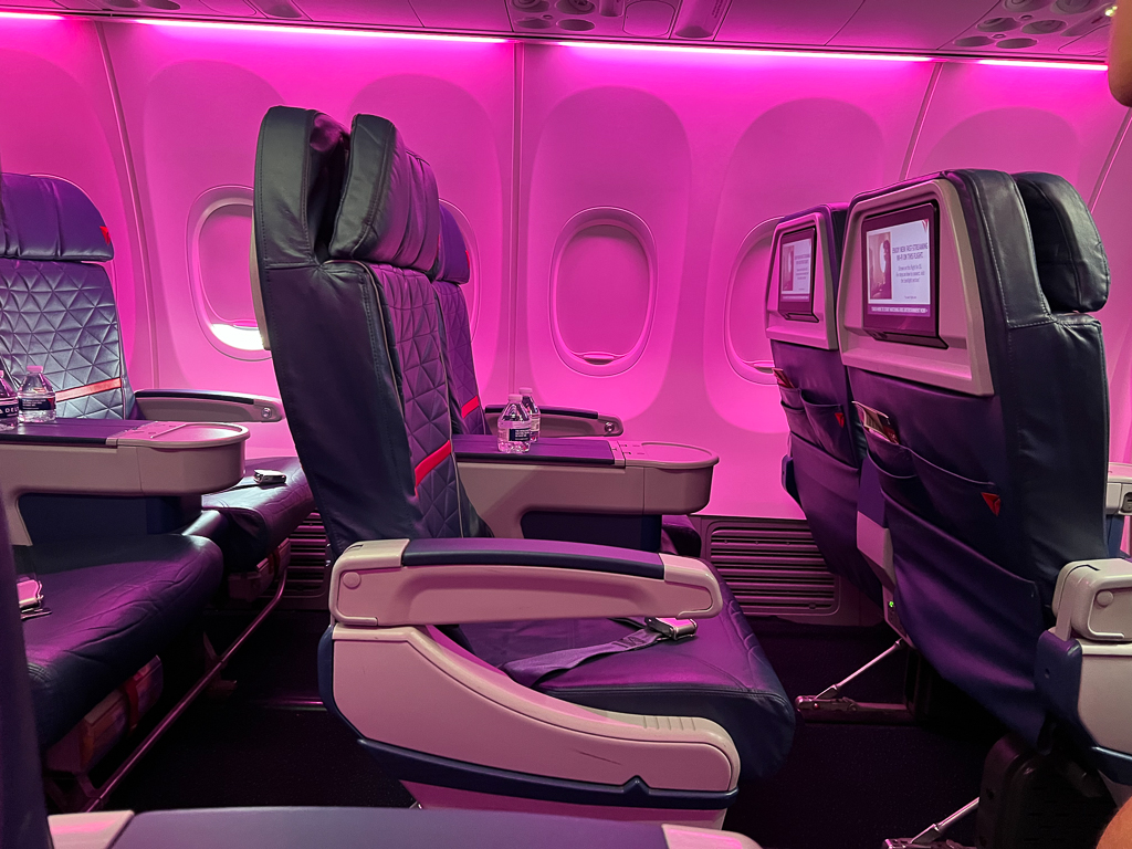Delta First Class Review (PHX-MSP) A321-200 - UponArriving