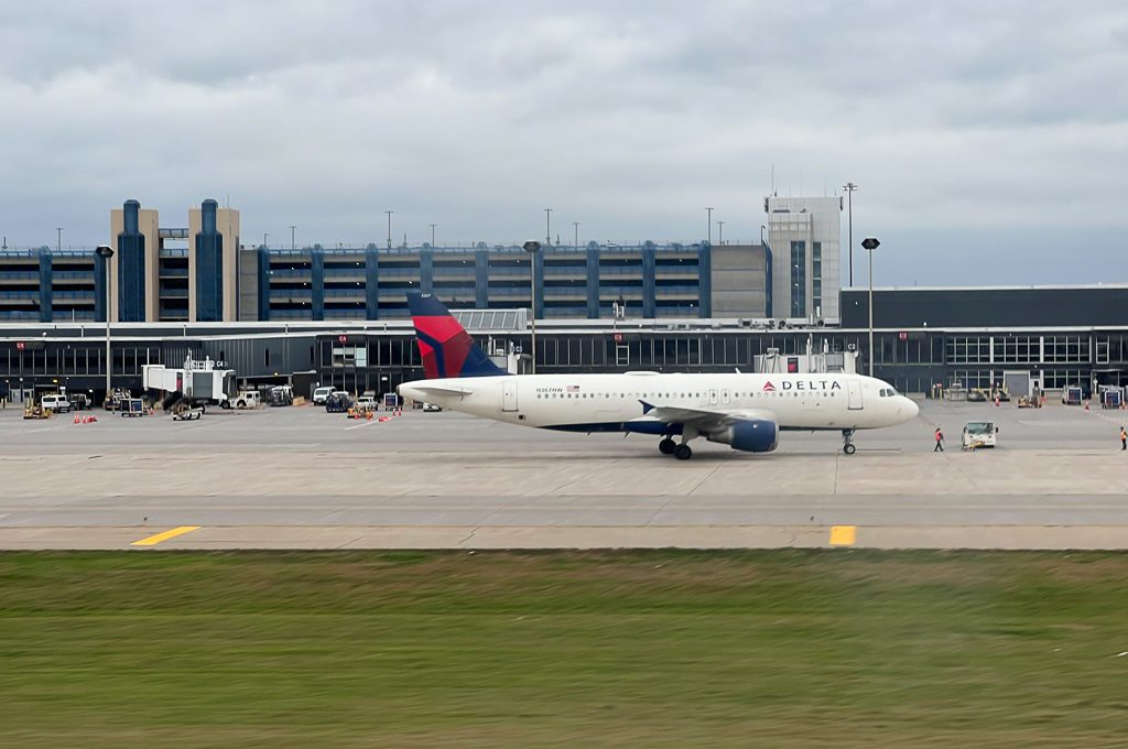 Delta First Class Review (PHX-MSP) A321-200 - UponArriving