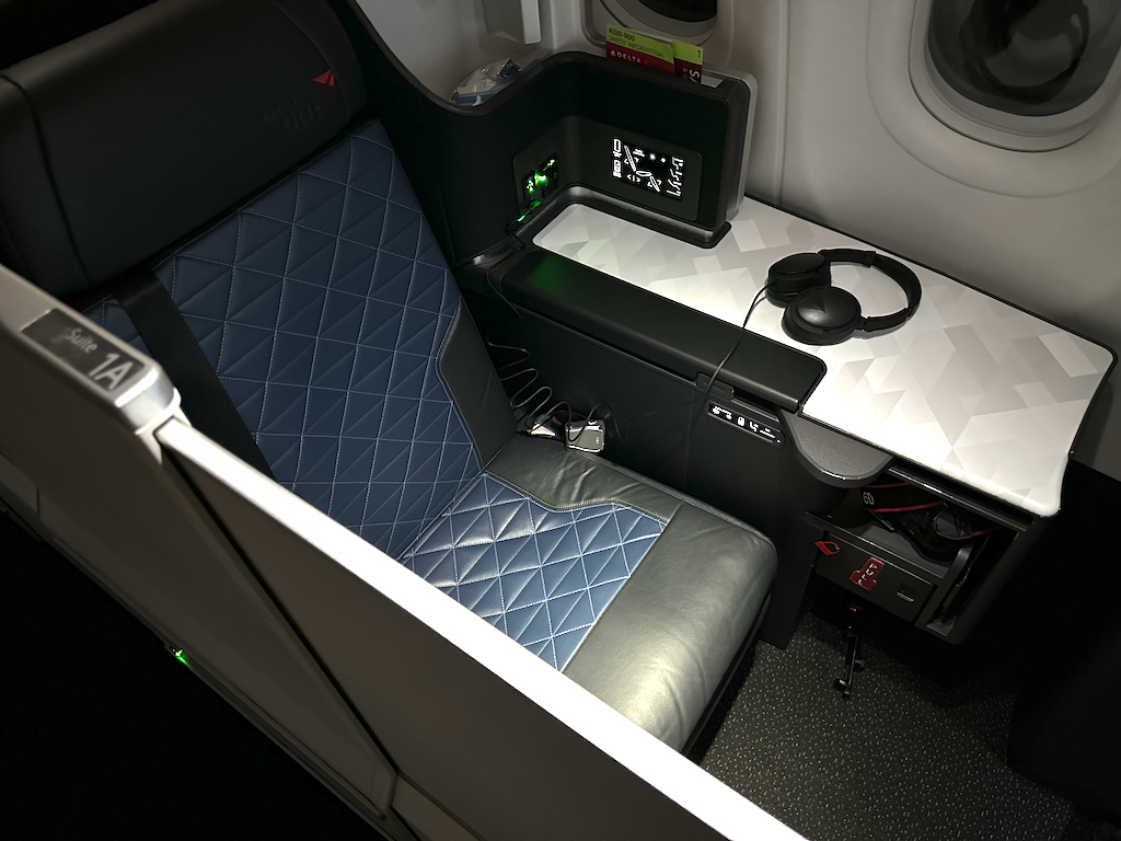 Delta One Suite A330-900neo Review (Honolulu to Seattle) [2023 ...