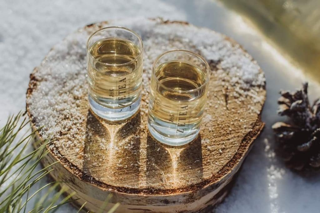 „Pălincă” Sau „palincă”? Cum Se Spune Corect?