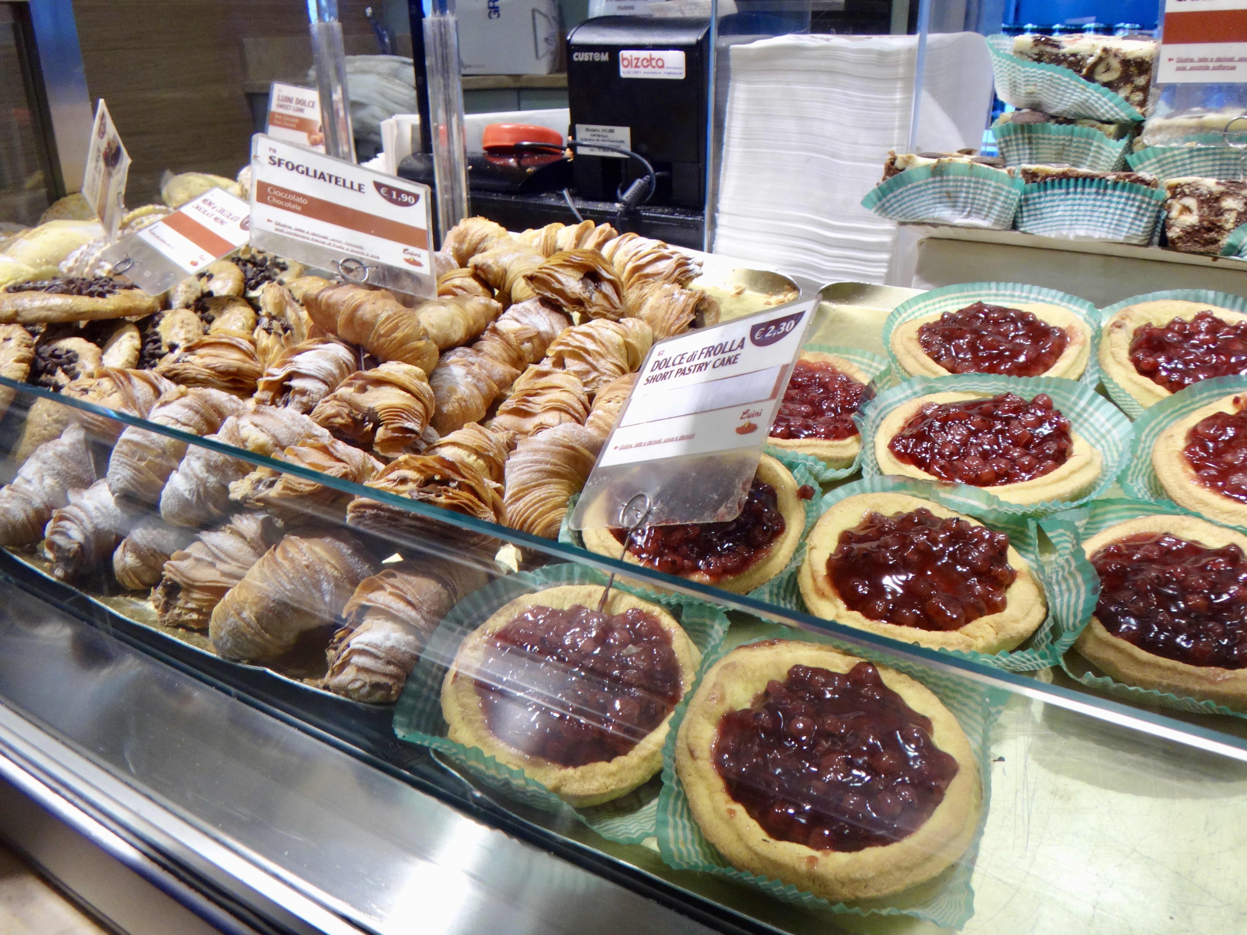 Restaurant Review: Panzerotti at Luini, Milano, Italia - wareontheglobe