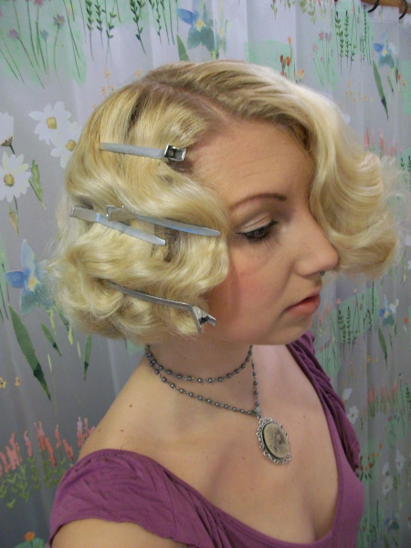 Create some retro fingerwaves with barrel pin curls • Offbeat Wed (was ...