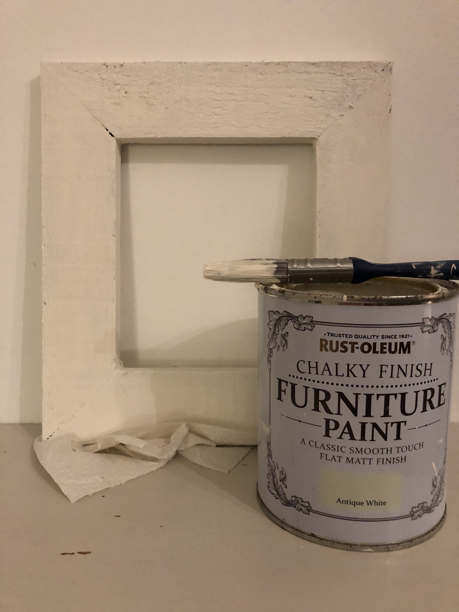 Making a Distressed Painted Picture Frame for your home