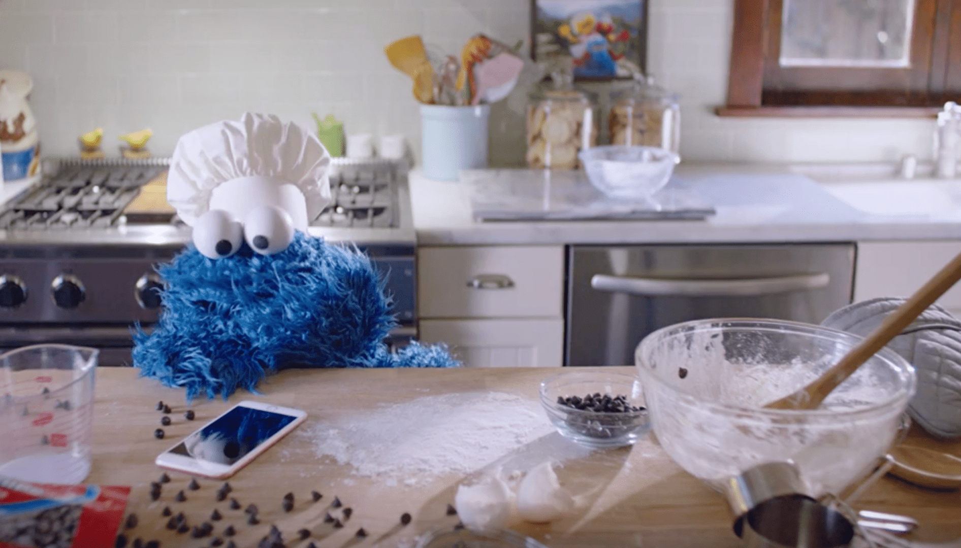 Cookie Monster Bakt Koekjes Samen Met Siri Appletips cookie-monster-bakt-koekjes-samen-met-siri-appletips