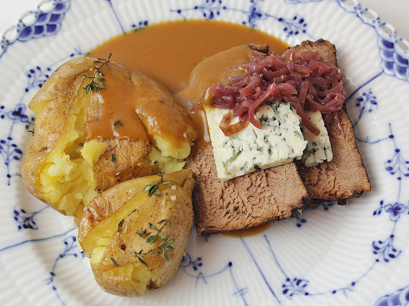 Oksebov med løgkompot – Dalsbakkegaard