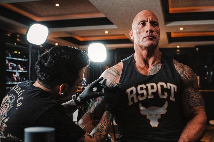 Yomico Moreno, Venezolano, Hizo Tatuaje A La Roca