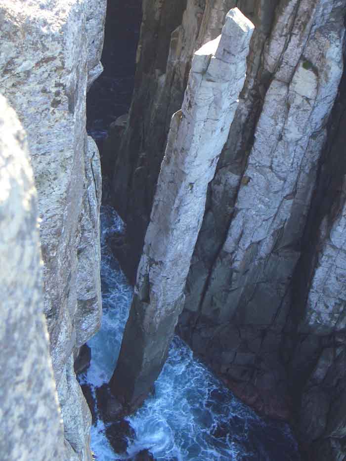 TOTEM POLE. Increíble roca en Tasmania | Curiosos Incompletos
