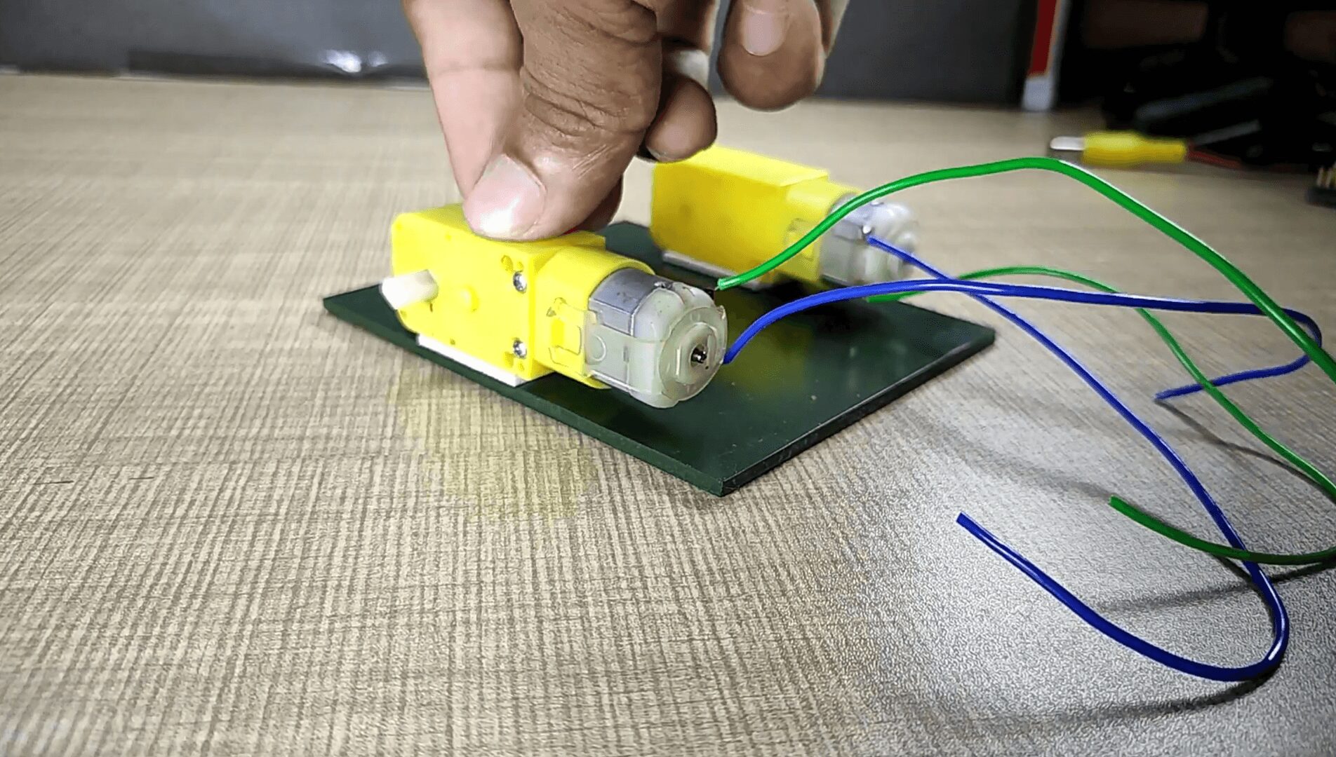 How To Make Arduino Gesture Control Car Using Blutooth
