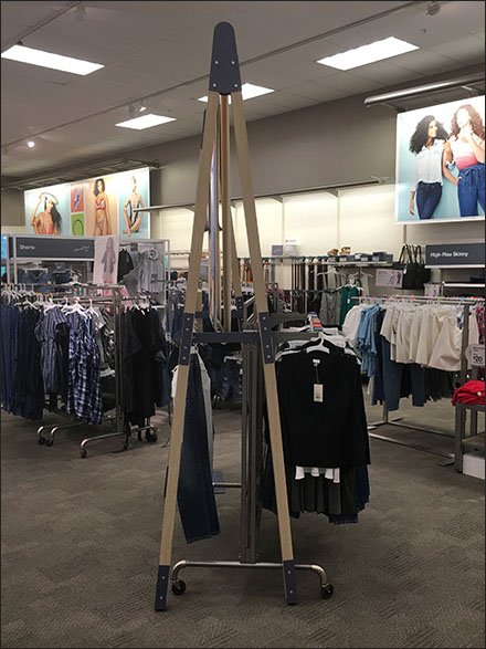 Universal Thread Triangular Hangrail Display – Fixtures Close Up