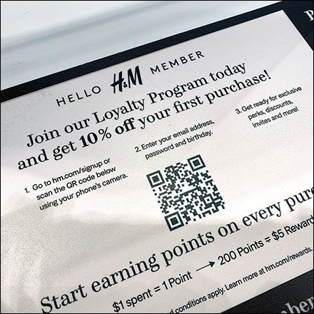 H&M Loyalty Program Cashwrap Reminder – Fixtures Close Up