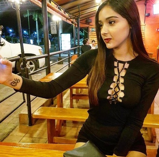 Mini Pack De Sofia Rincon Jovencita Enseñando Sus Tetas + Facebook ...