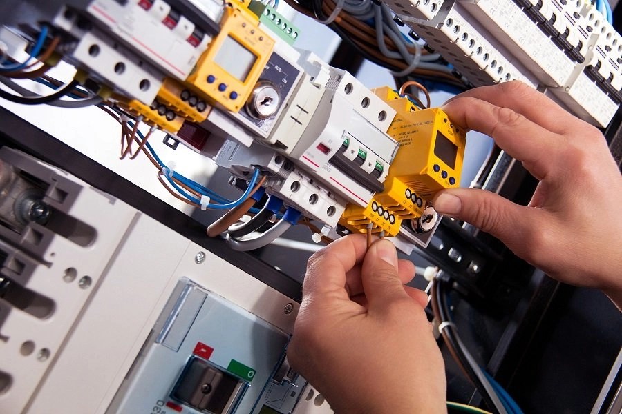 Electrical Engineer Vs Electrician What s The Difference PLCGurus electrical-engineer-vs-electrician-what-s-the-difference-plcgurus