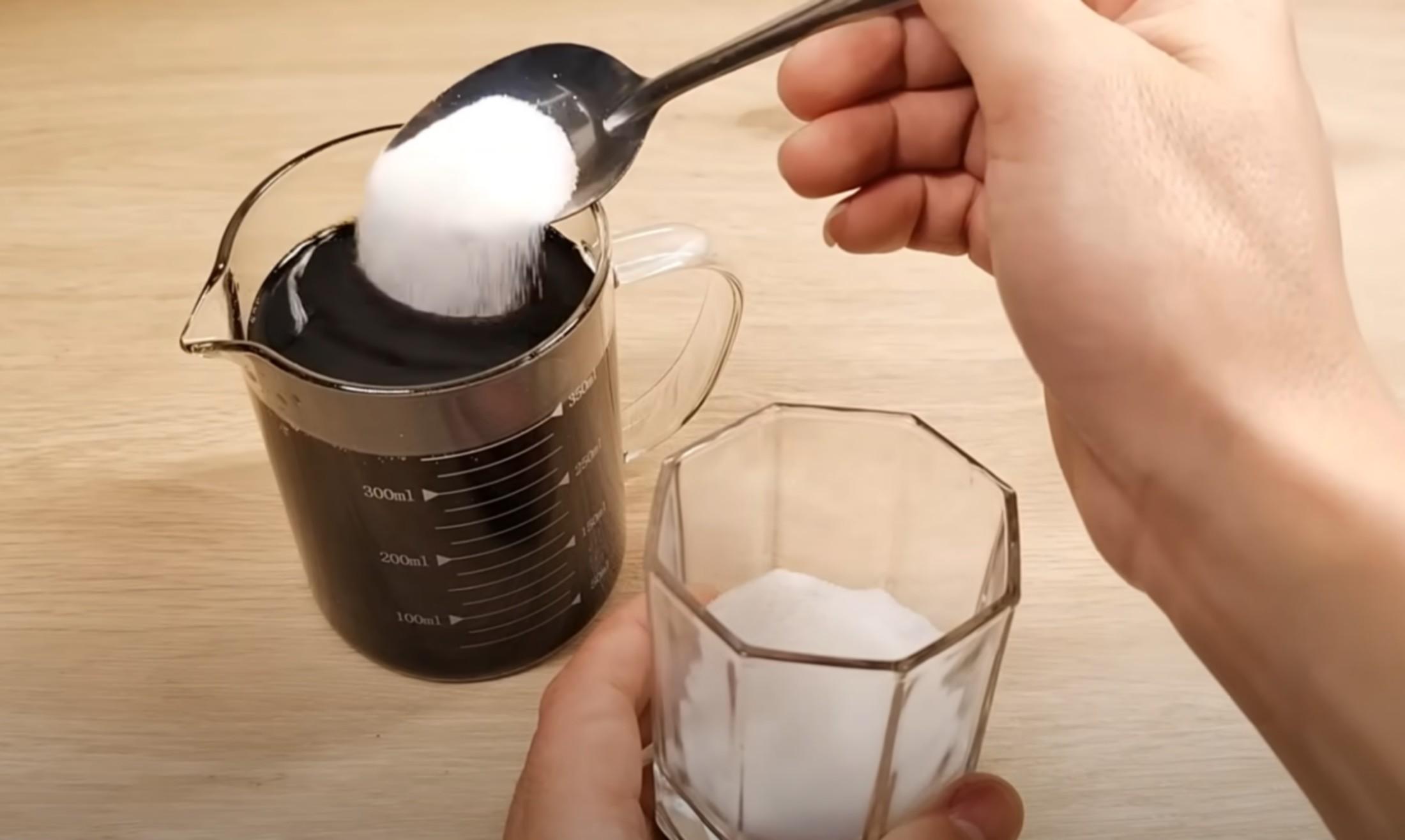 Zmiešajte soľ s Coca-Colou a vo vašej domácnosti sa začnú diať zázraky ...