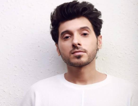 Divyendu Sharma Biography, Height, Weight, Age, Movies, Wife, Family ...