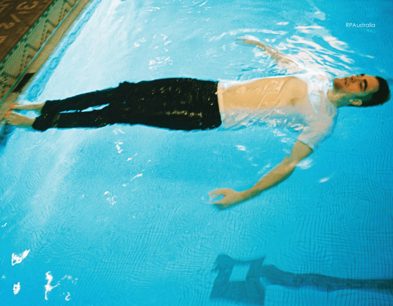 Kristen Stewart Robert Pattinson Kissing Pool