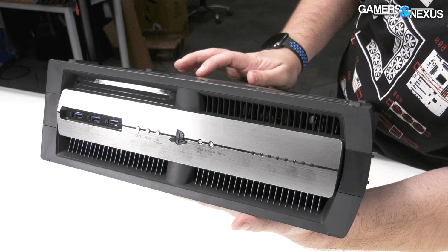 استعراض نادر لنسخة Dev Kit لجهاز PS4 Pro من الخارج والداخل | VGA4A