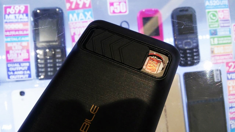 Firefly Mobile E200 Glow w/ built-in electric lighter - YugaTech ...